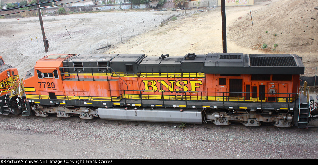 BNSF ES44DC 7728